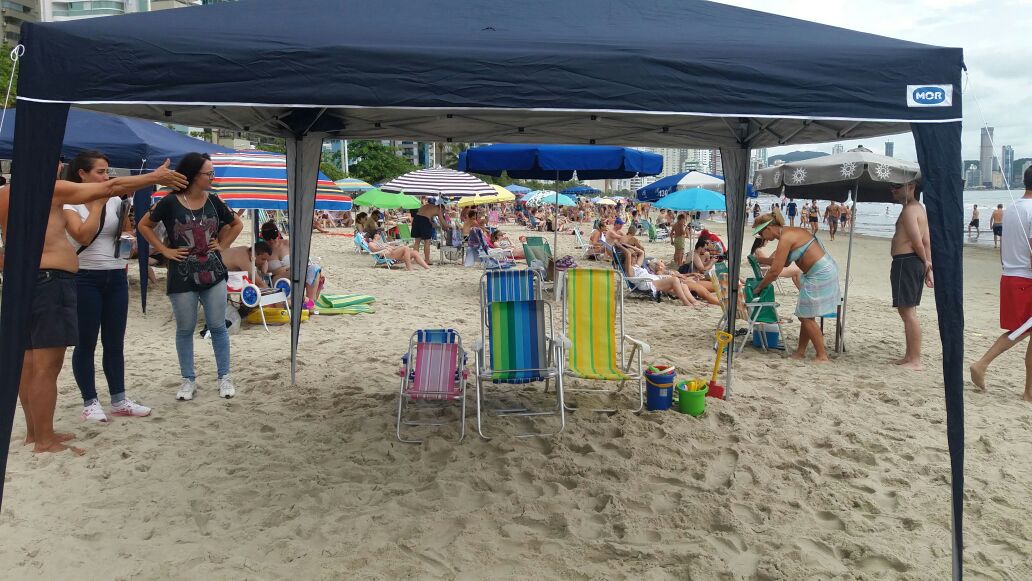 Barracas e tendas na praia só são permitidas com a presença dos ...