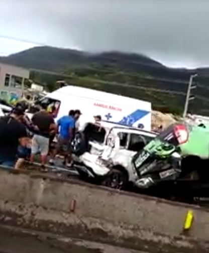 Acidente envolvendo 2 caminhões 4 carros bloqueou BR-101 em Balneário ... Acidente envolvendo 2 caminhões 4 carros bloqueou BR-101 em Balneário ...