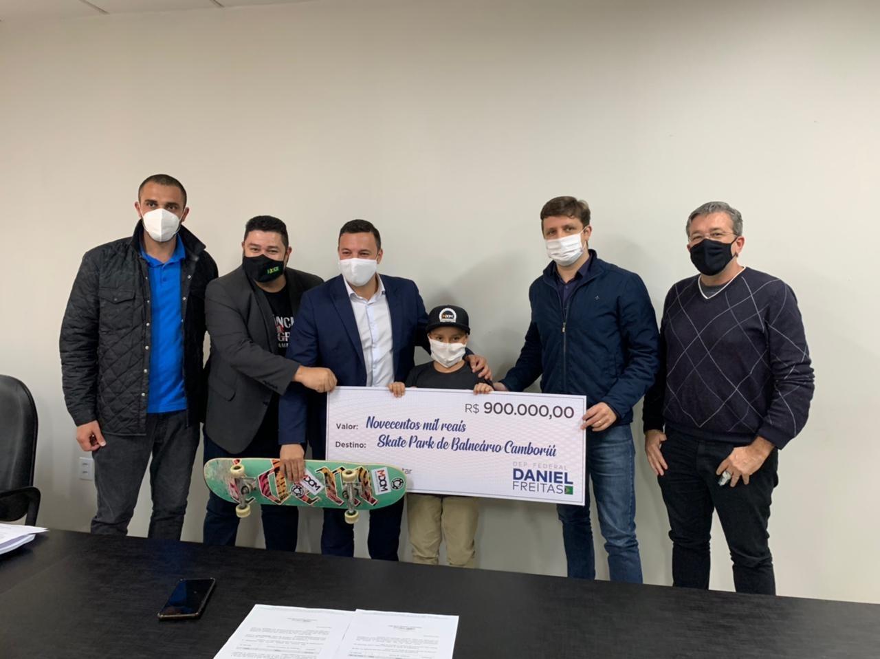 Deputado Daniel Freitas entrega recursos em Balneário Camboriú