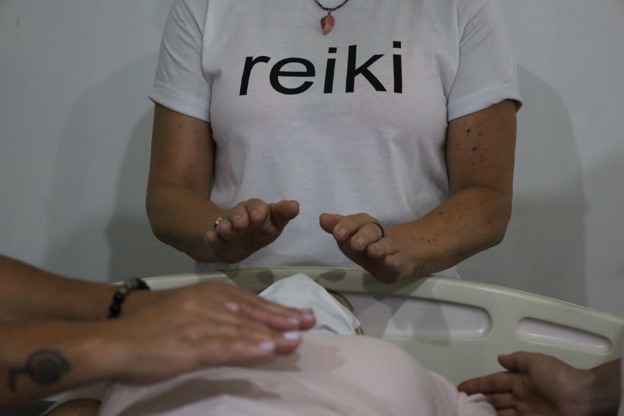 Reiki, auriculoterapia e testes rápidos na Praia Central de BC neste sábado