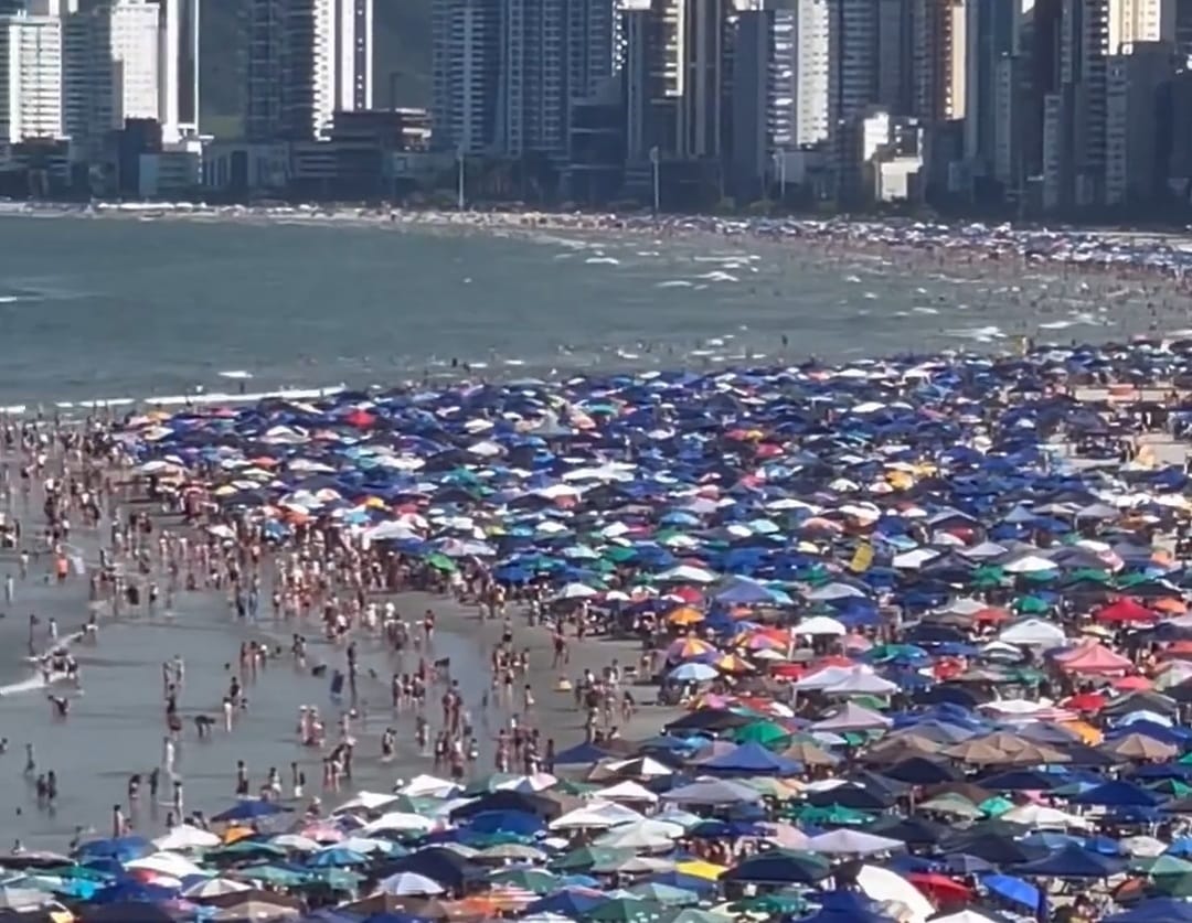 VÍDEO: Balneário Camboriú tem praia lotada na última sexta-feira de 2022