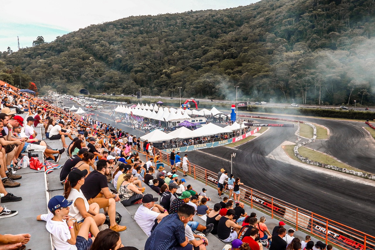 Festival Drift Fight levou adrenalina ao público em Balneário Camboriú