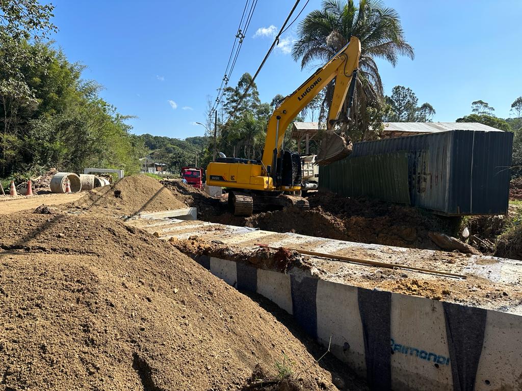 Estrada Geral do Rio do Meio recebe novas galerias