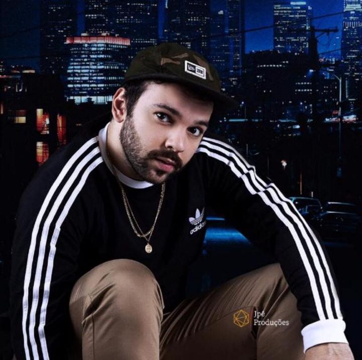 Teatro Bruno Nitz recebe o comediante Raphael Ghanem nesta sexta-feira