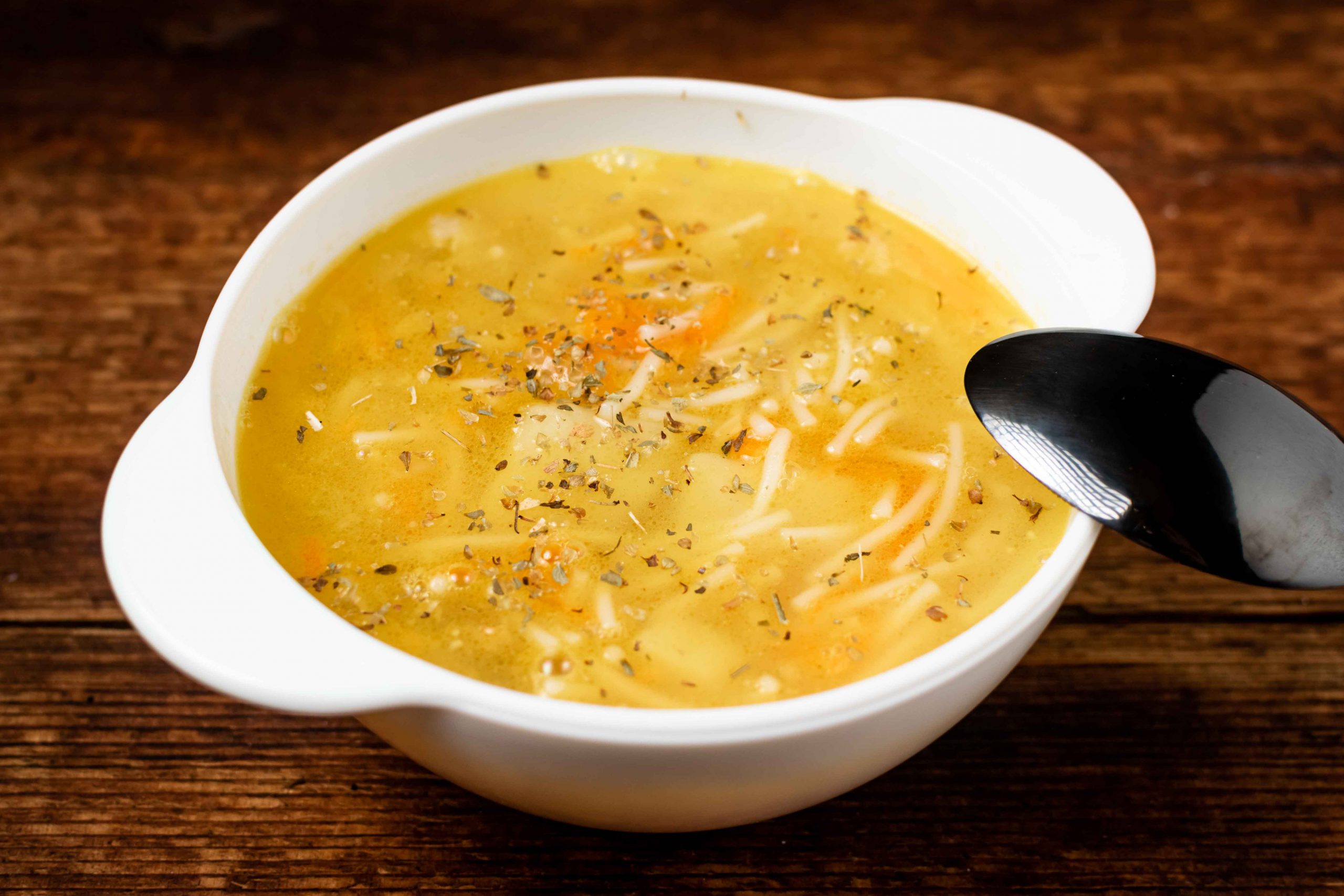 Sopa de Frango com Legumes e Macarrão: Preparo Simples e Rápido
