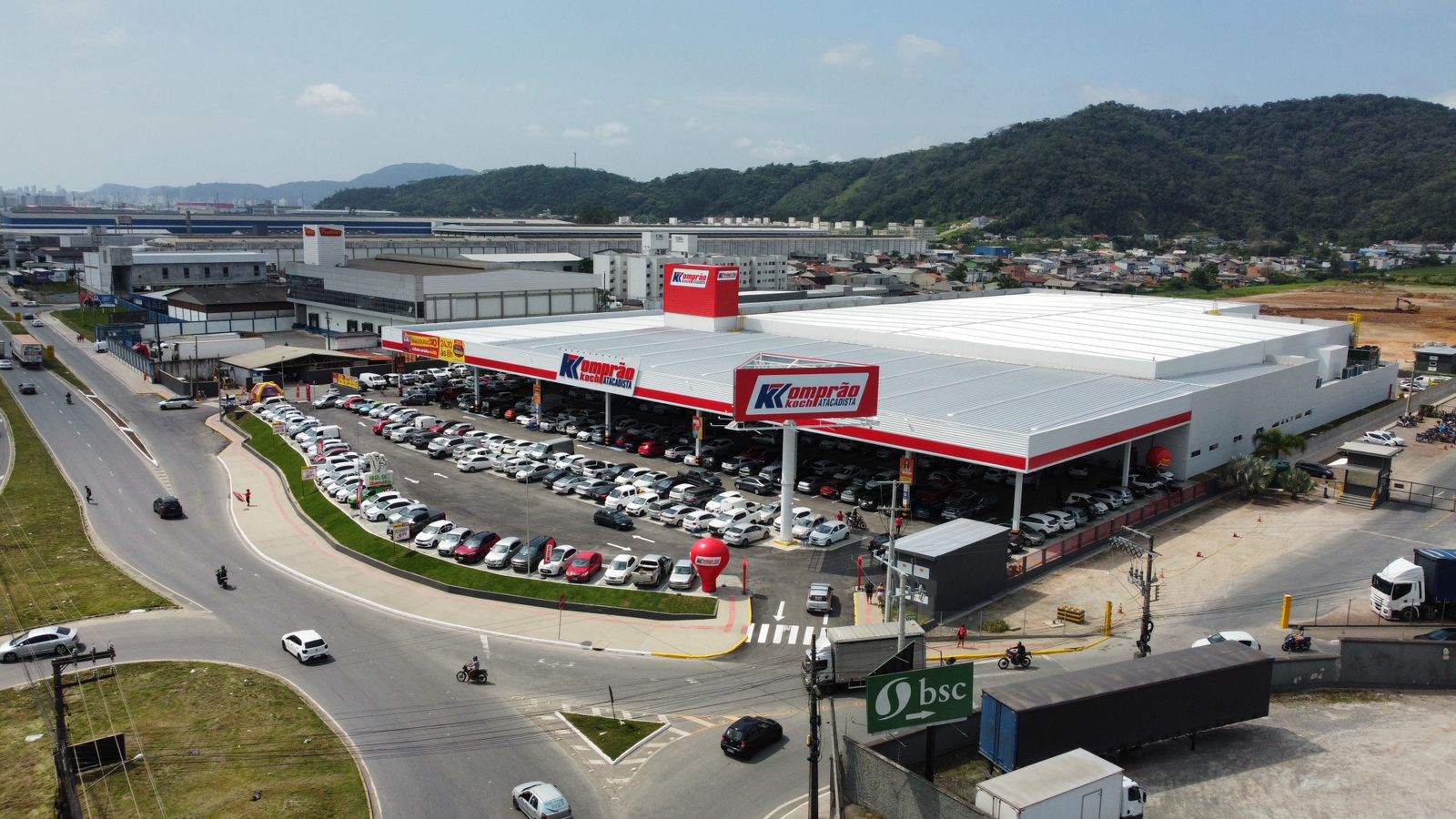 Grupo Koch realiza mutirão de contratação com em torno de 1.000 vagas em SC