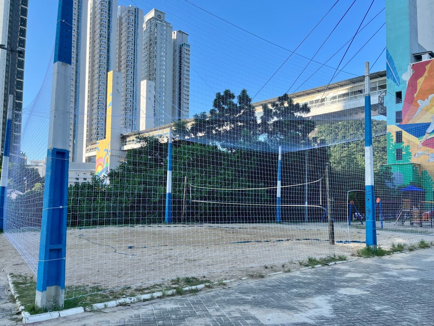 Campos de futebol de areia da Barra passam por manutenção e revitalização